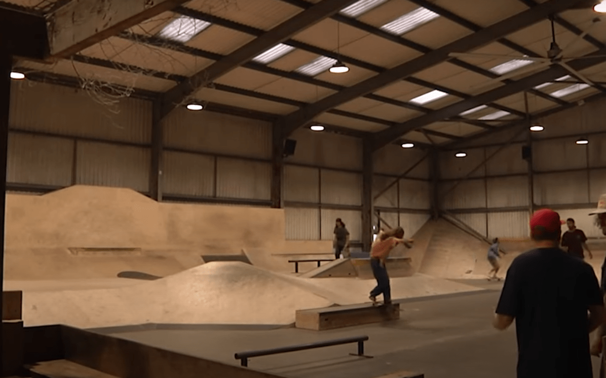 SLUGGER SKATE STORE - SPIT & SAWDUST LOCK IN - Vague